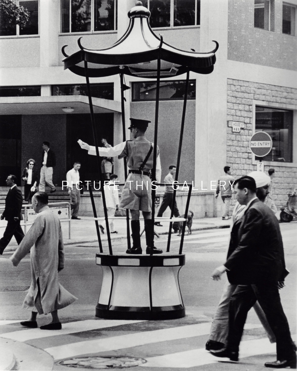 Picture This | RP035 Traffic Podium at the intersection of Queen's Road ...